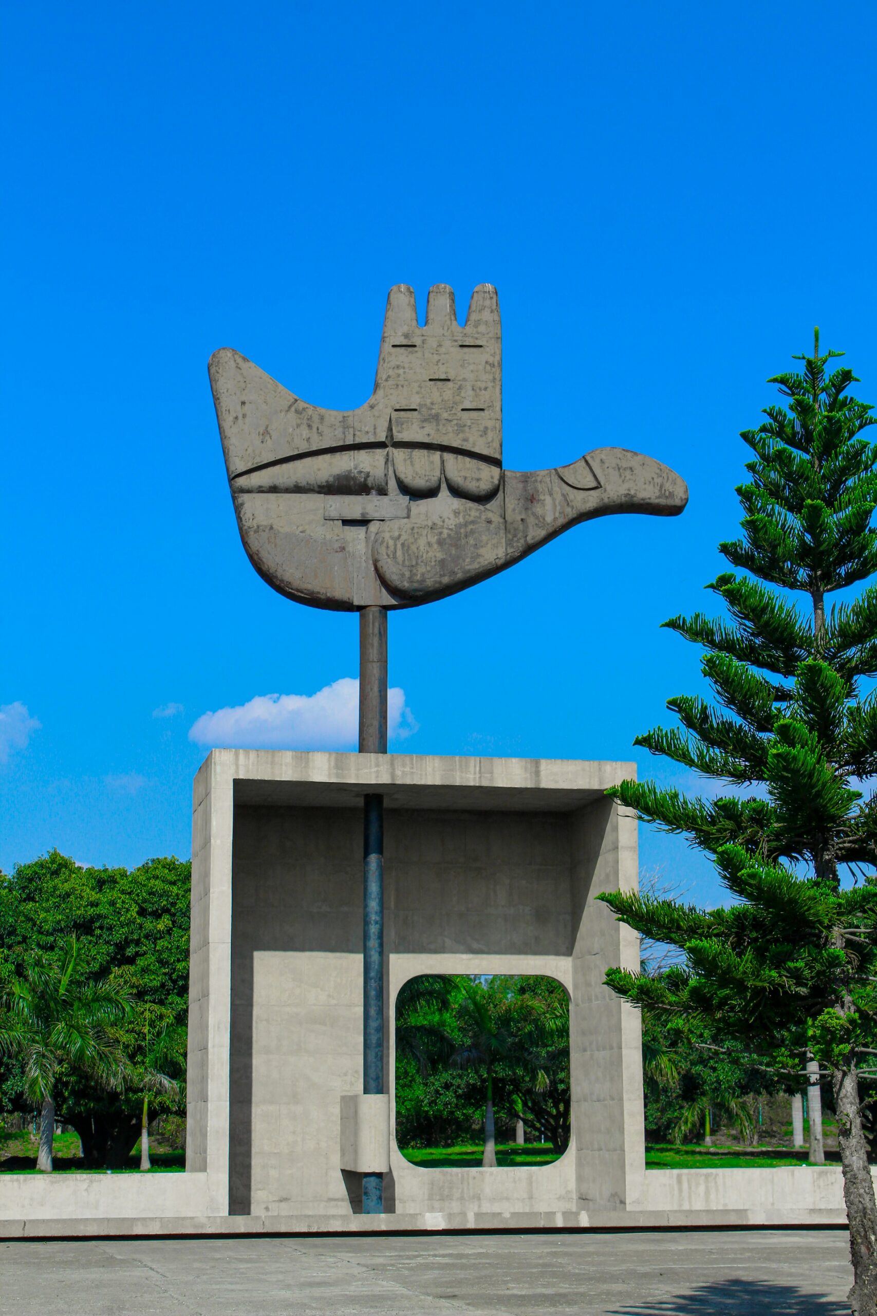 Chandigarh Travel Guide - Tour and Transportation
